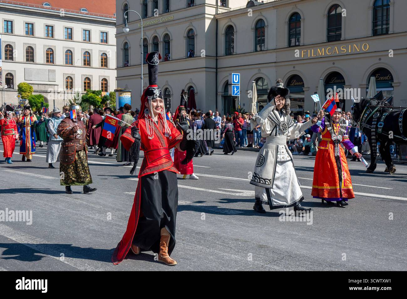 Muenchen, 190. Muenchner Oktoberfest, Trachten -und Schuetzenzug ...