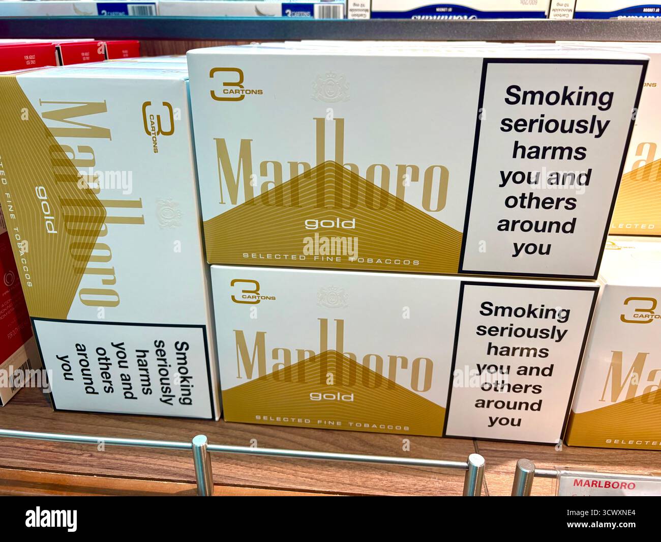 Marlboro gold cigarettes hi-res stock photography and images - Alamy