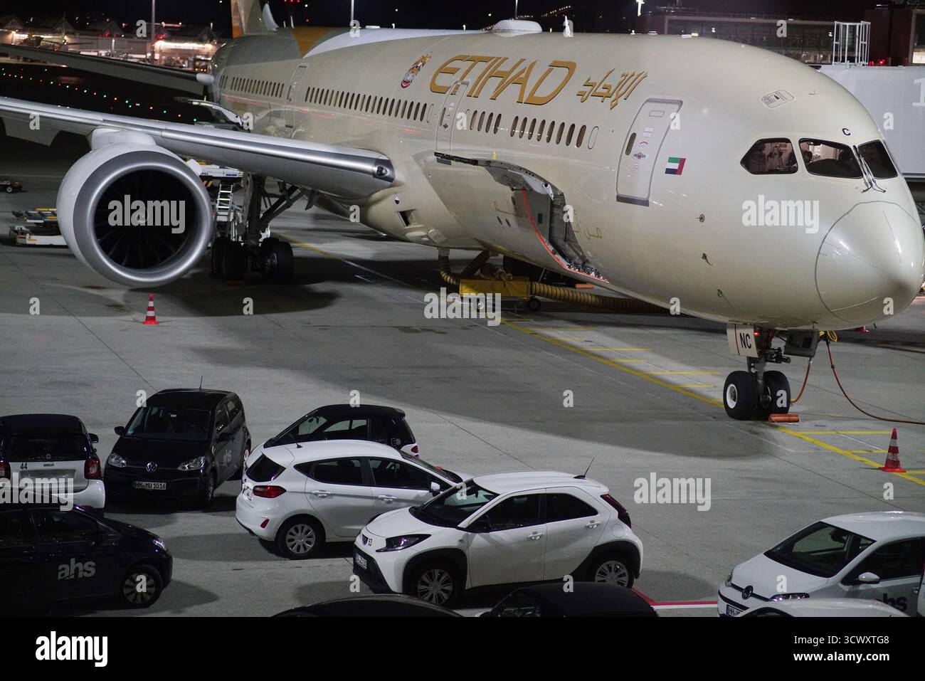 Boeing 787 dreamliner on apron hi-res stock photography and images - Alamy