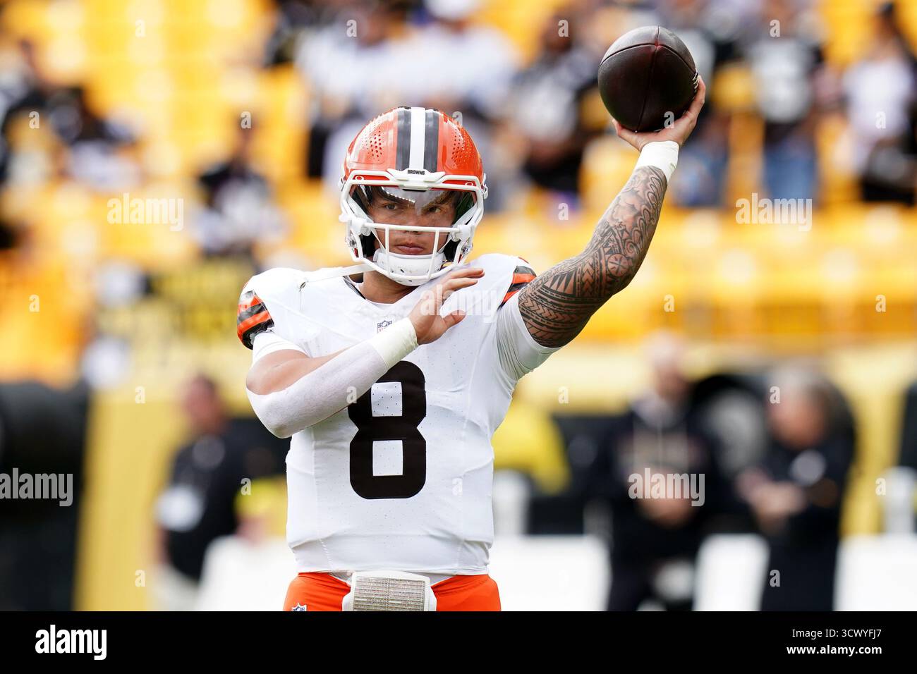 Cleveland Browns quarterback Dillon Gabriel (8) warms up before an NFL ...