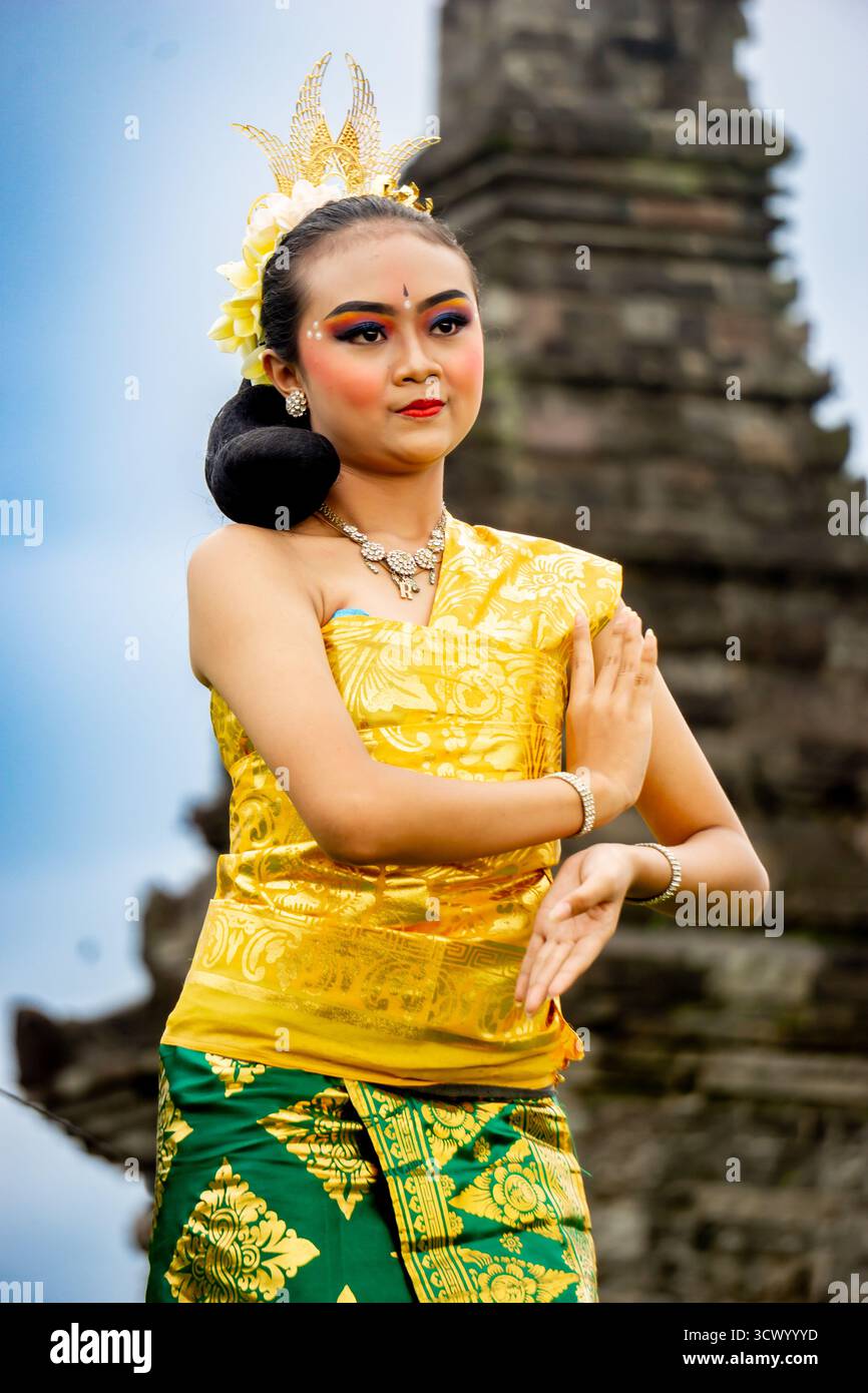 Mutiara Nusantara dance. This dance depicts unity and togetherness in ...