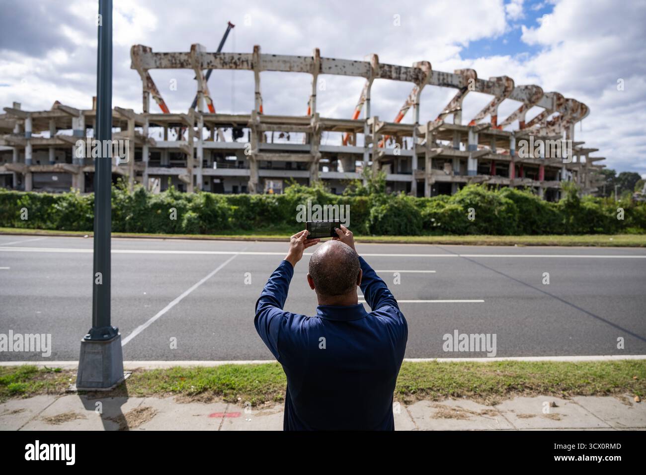 UNITED STATES - OCTOBER 10: A man from Upper Marlboro takes a picture ...