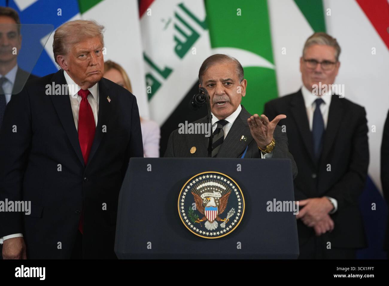 Flanked by President Donald Trump, Pakistan Prime Minister Shehbaz ...