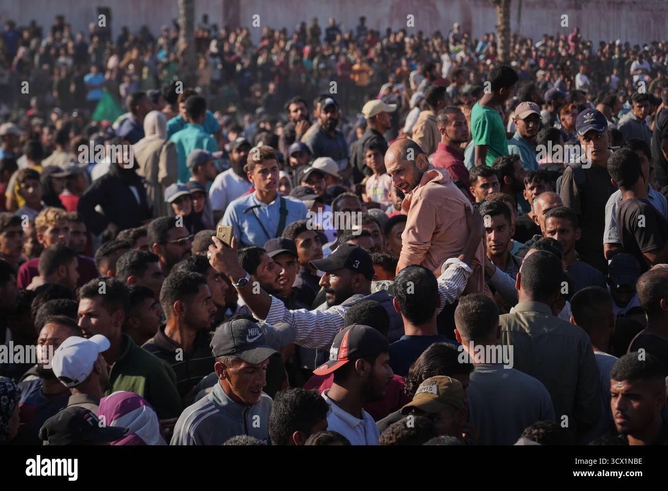 People gather to greet freed Palestinian prisoners arriving in the Gaza ...