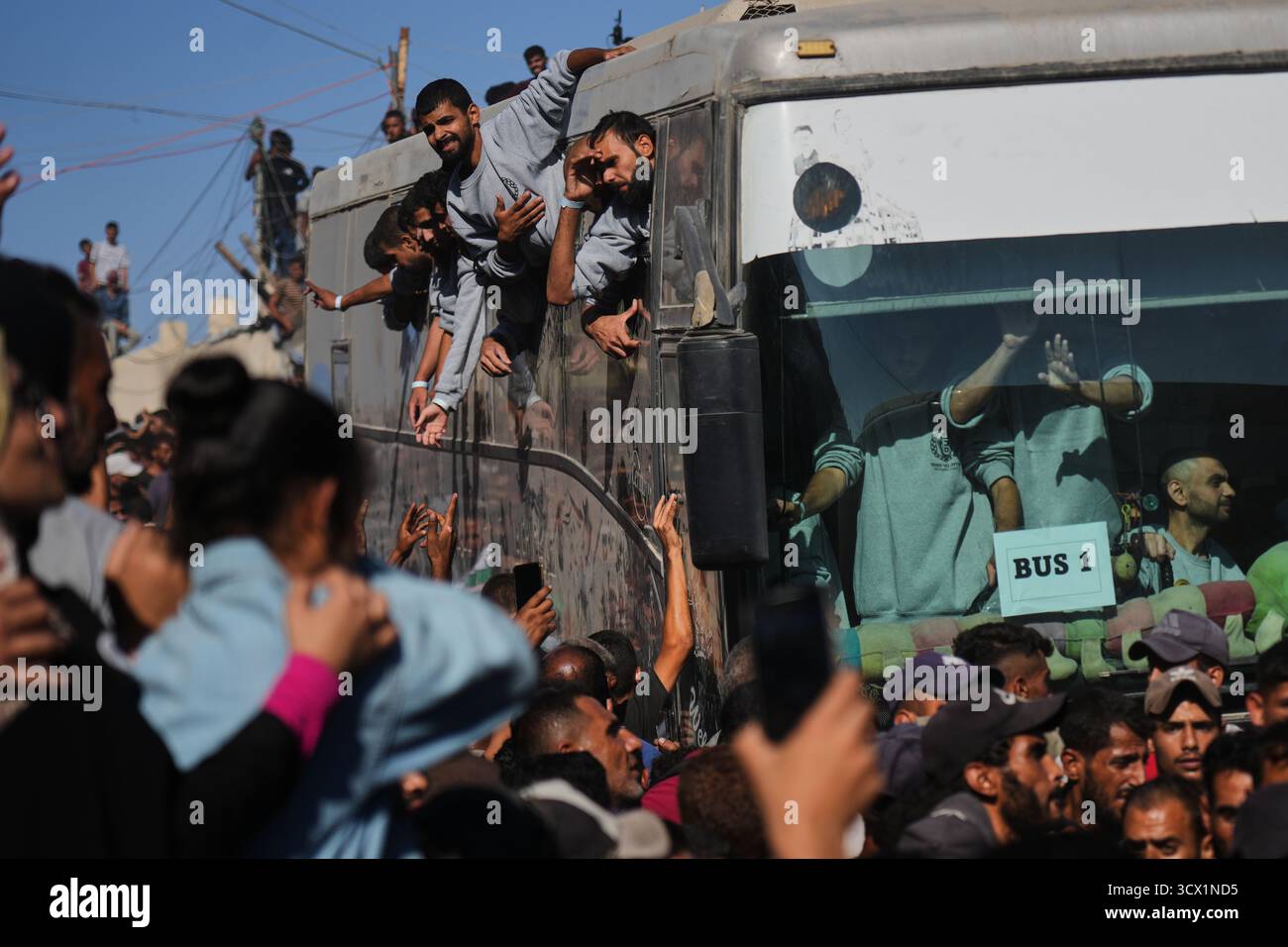 People gather to greet freed Palestinian prisoners arriving on buses in ...