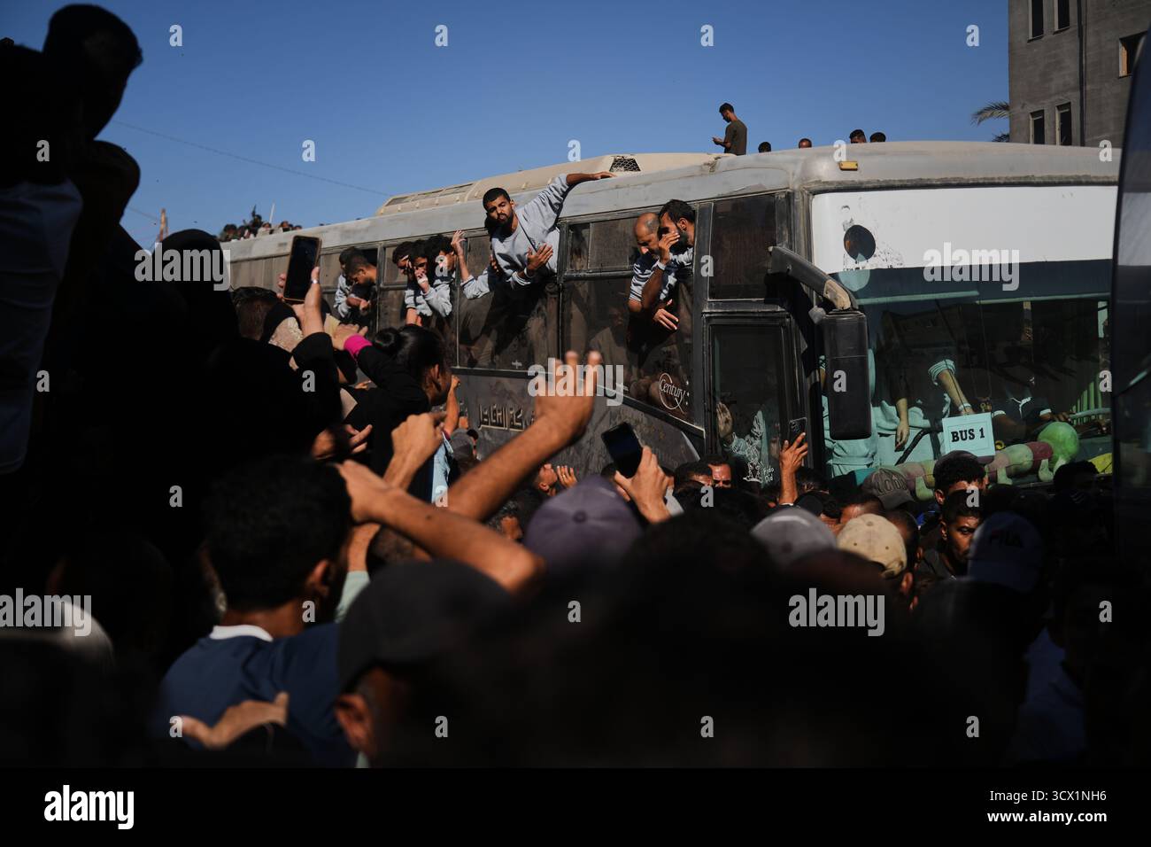 People gather to greet freed Palestinian prisoners arriving on buses in ...