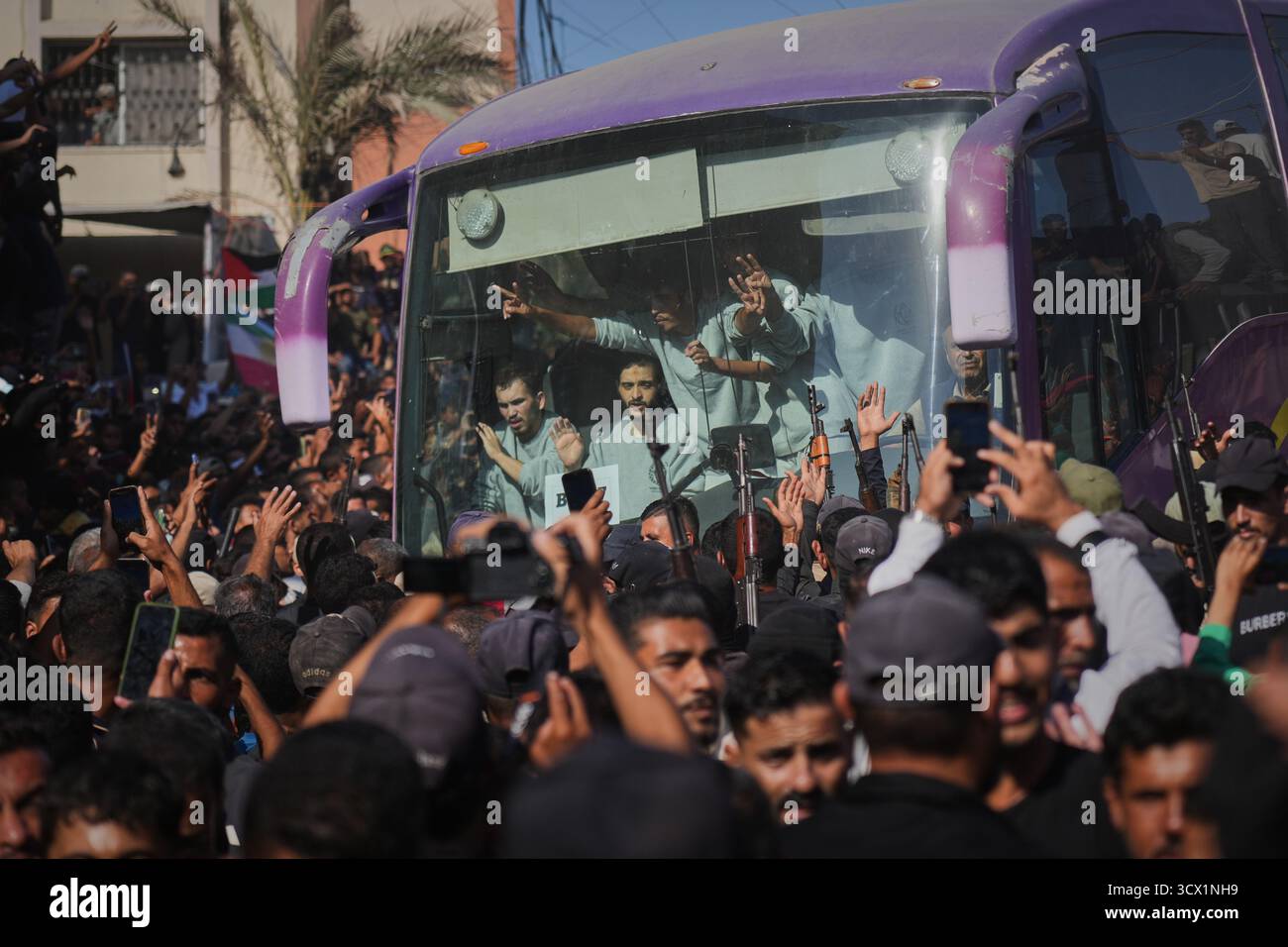 People greet freed Palestinian prisoners arriving on buses in the Gaza ...