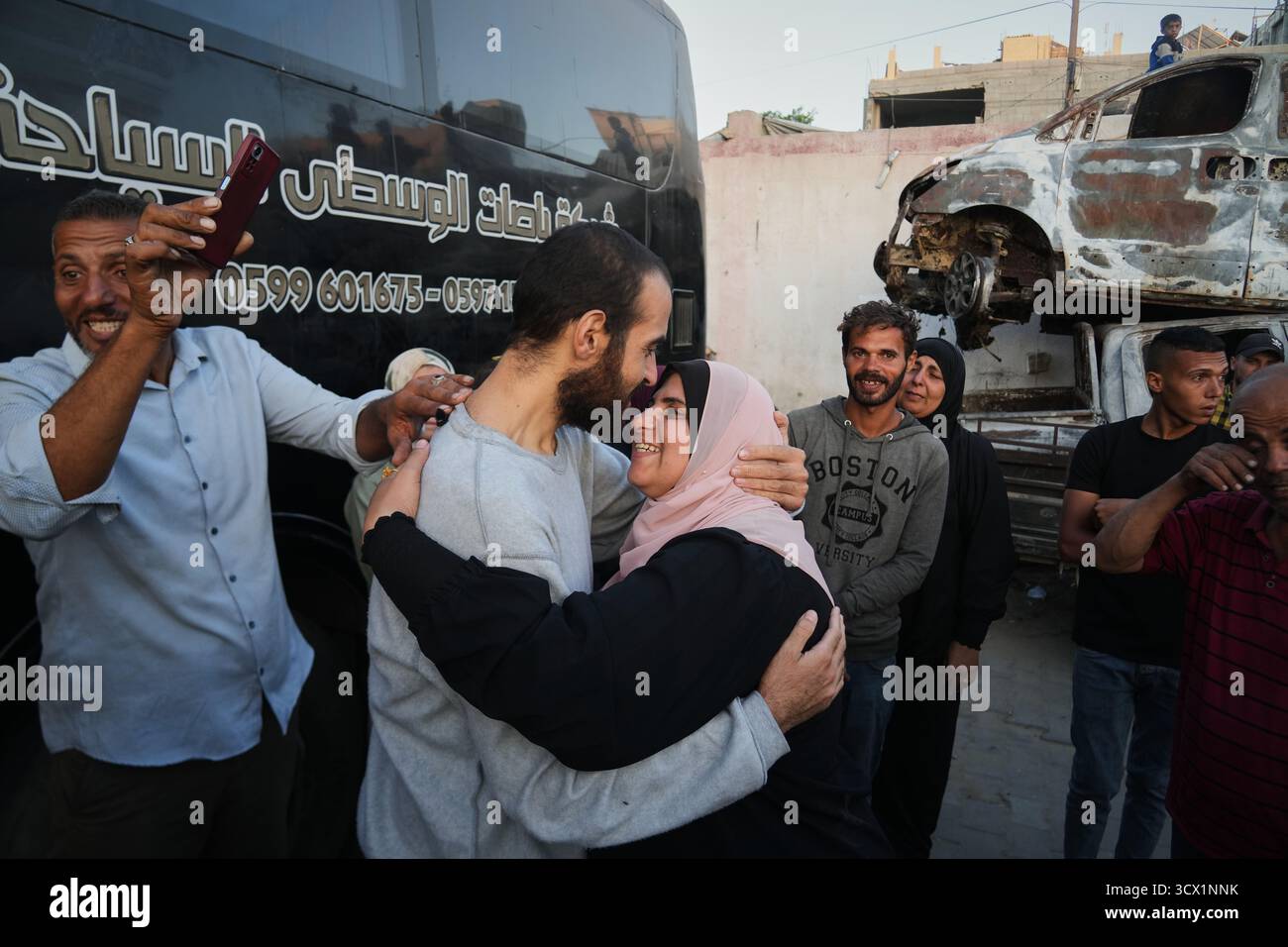 People greet freed Palestinian prisoners as they arrive in the Gaza ...