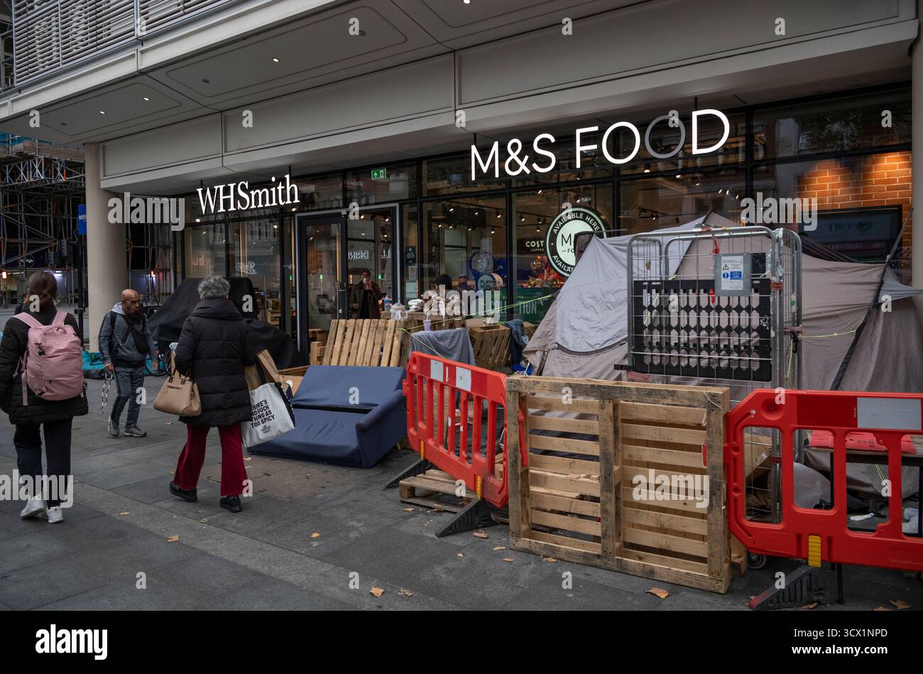 Homeless outside food store hi-res stock photography and images - Alamy