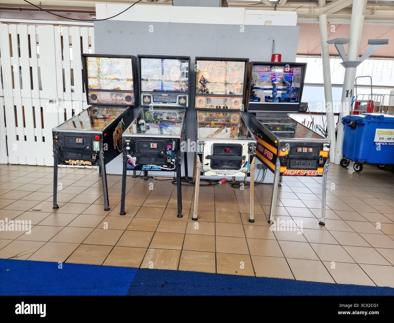 Pinball tables hi-res stock photography and images - Alamy