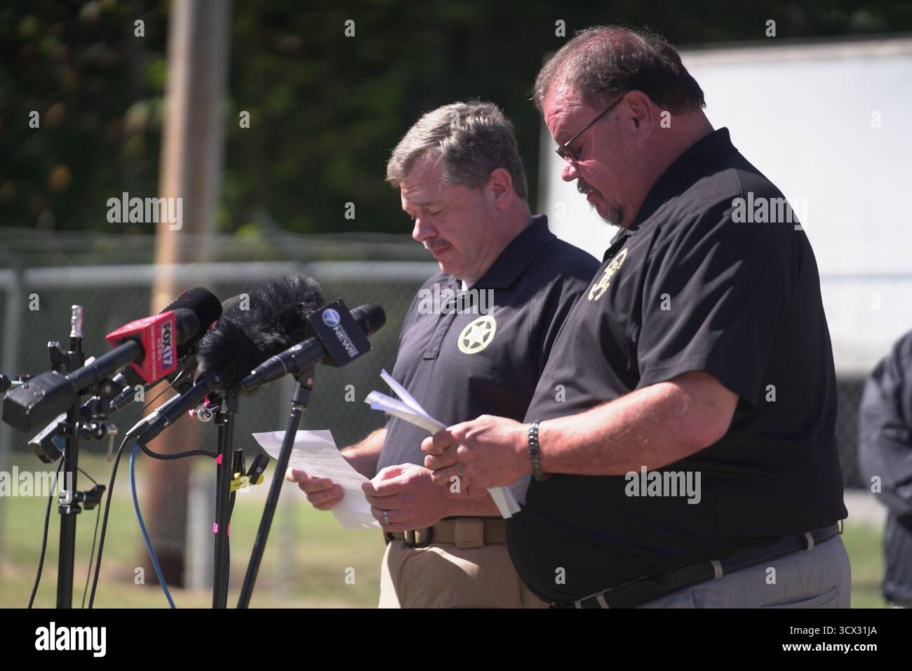 Humphreys County Sheriff Chris Davis, right, stands beside Hickman ...