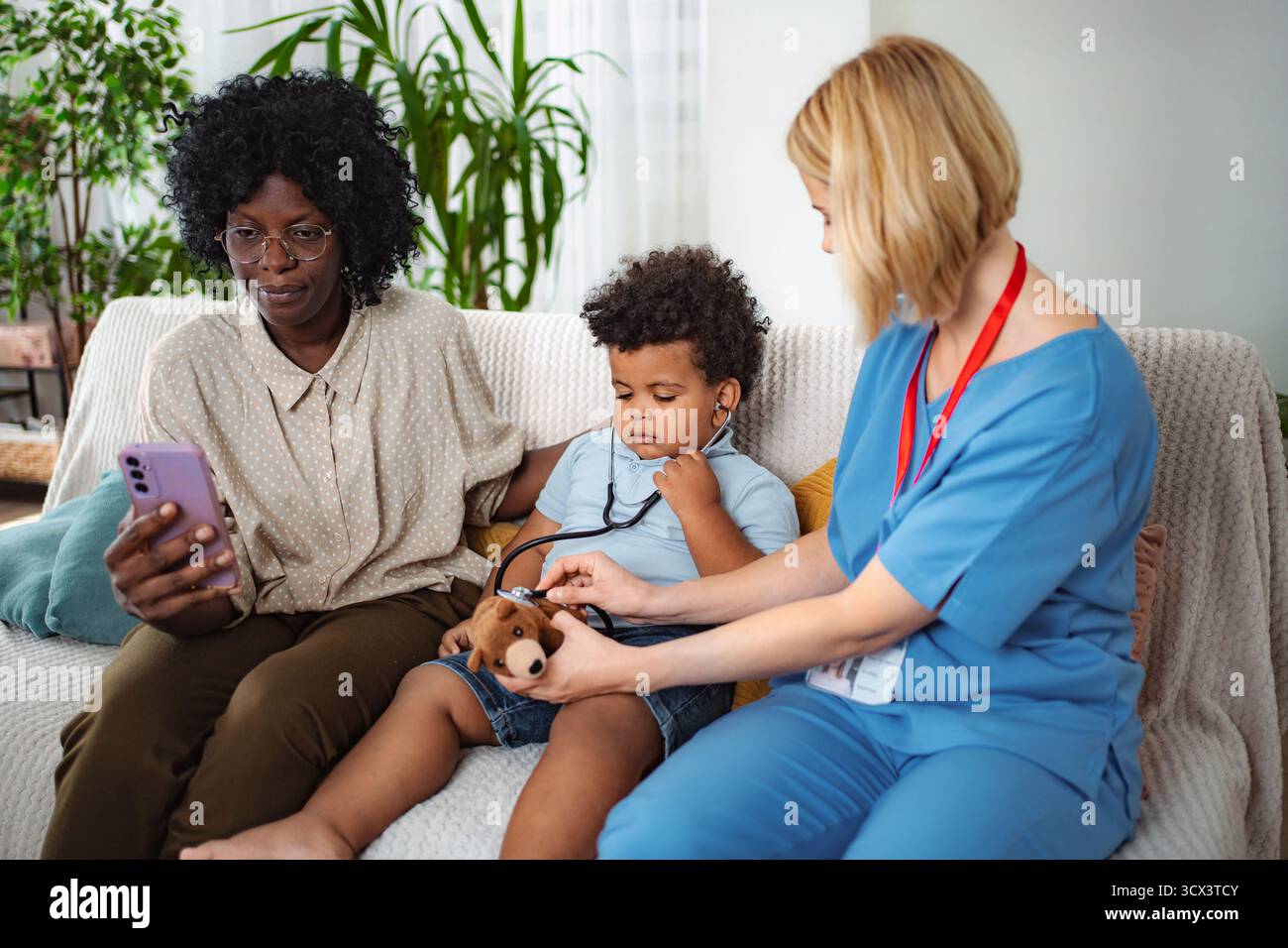 Nurse consulting parents child hi-res stock photography and images - Alamy