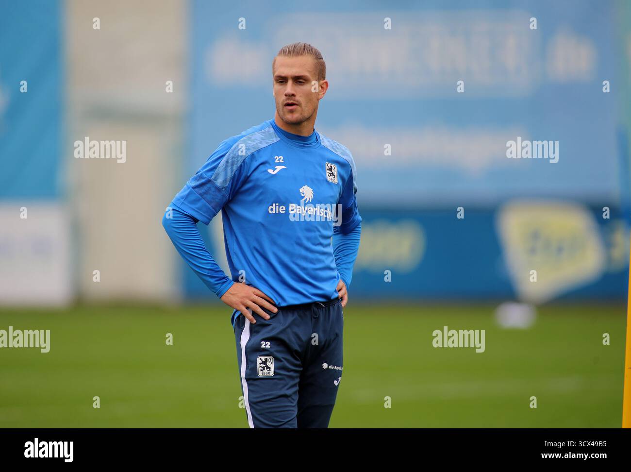 Sigurd haugen tsv 1860 münchen stehend mit blick nach rechts hi-res ...