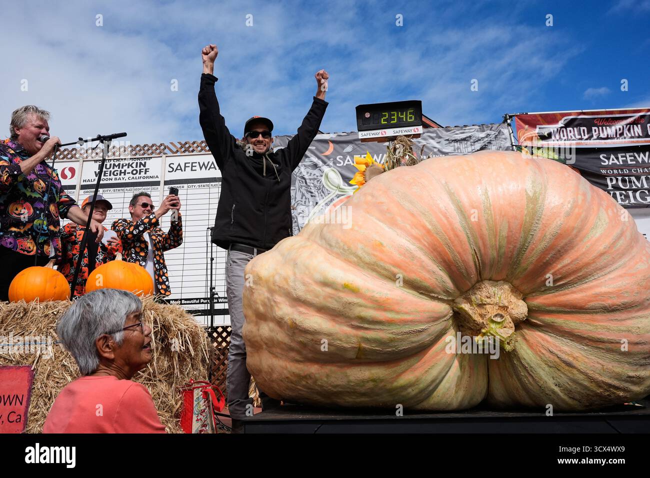 Brandon Dawson, center, celebrates after winning the Safeway 52nd ...