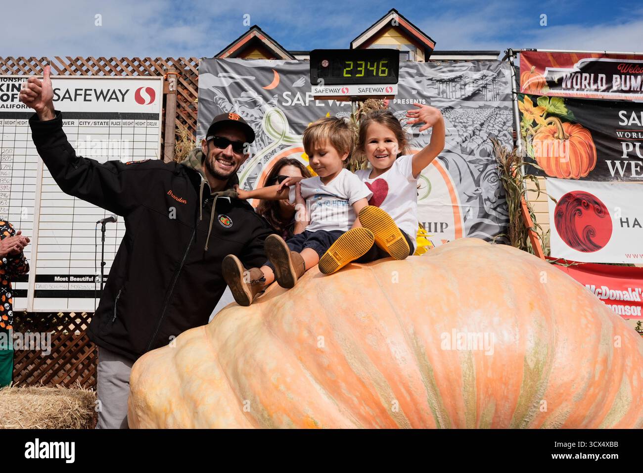 From left, Brandon Dawson celebrates with his children Roman and Ayla ...