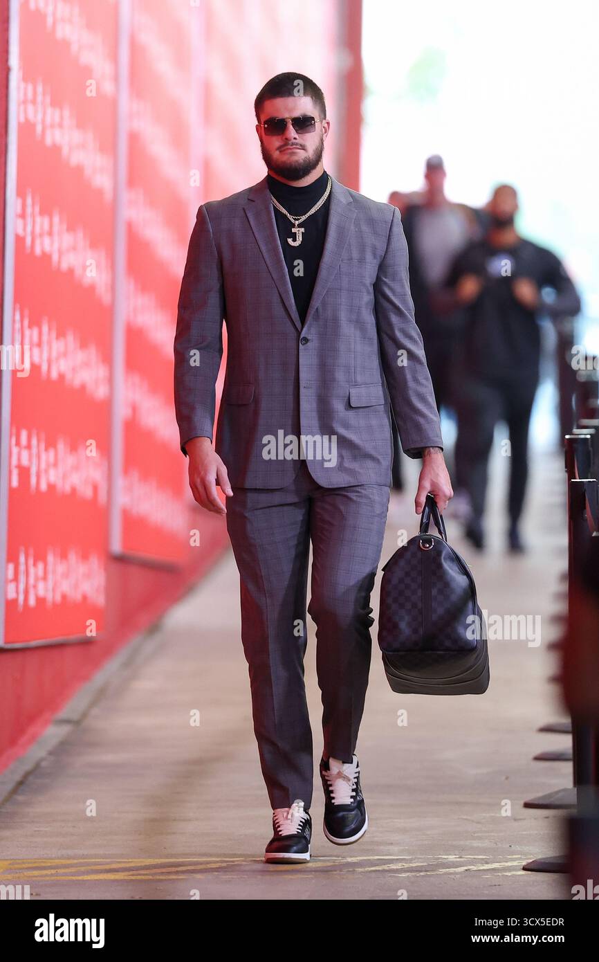 Kansas City, MO, USA. 12th Oct, 2025. Kansas City Chiefs tight end ...