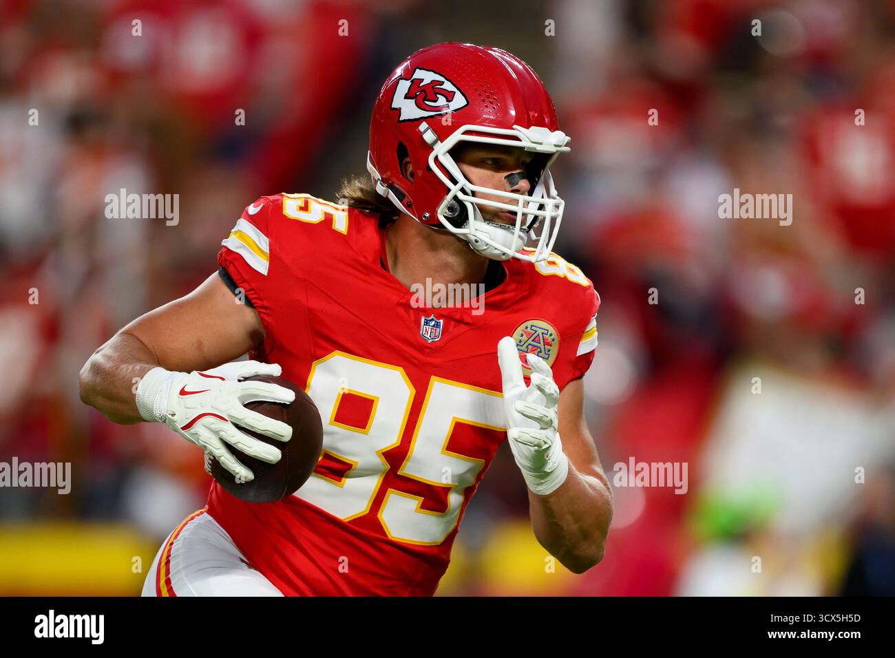 Kansas City Chiefs tight end Robert Tonyan runs after a catch during ...