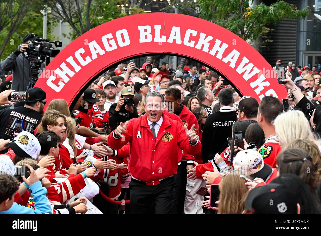 Former Chicago Blackhawks player Jeremy Roenick signals to fans while ...