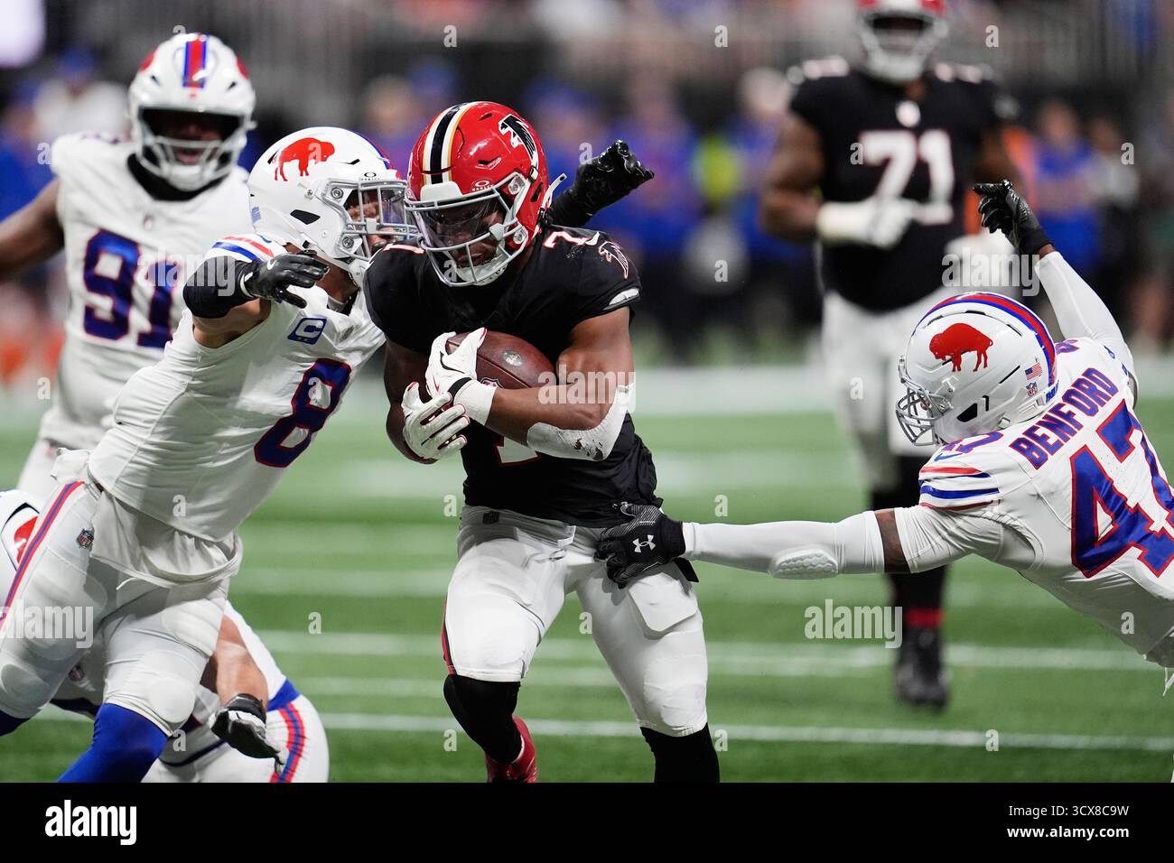 Atlanta Falcons running back Bijan Robinson (7) runs past Buffalo Bills ...