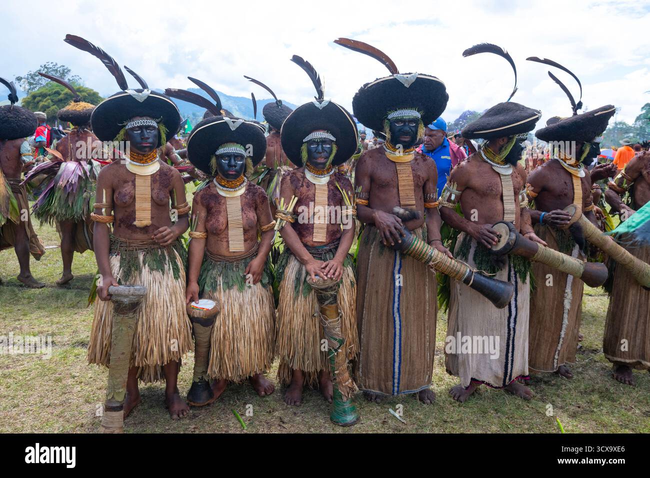 Blackface tribesmen from Enga province performers at the Goroka sing ...
