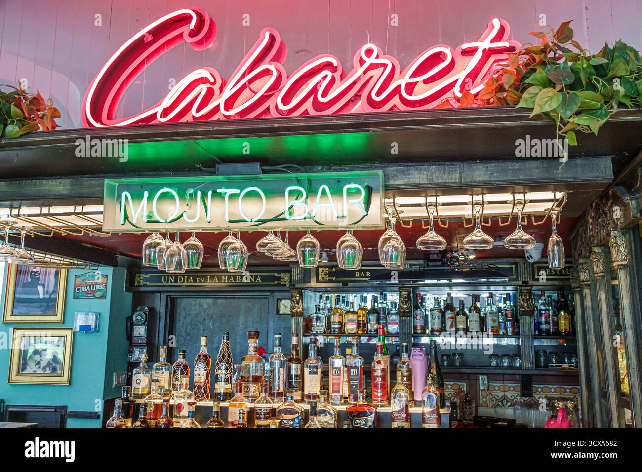 Cabaret mojito bar neon sign hi-res stock photography and images - Alamy