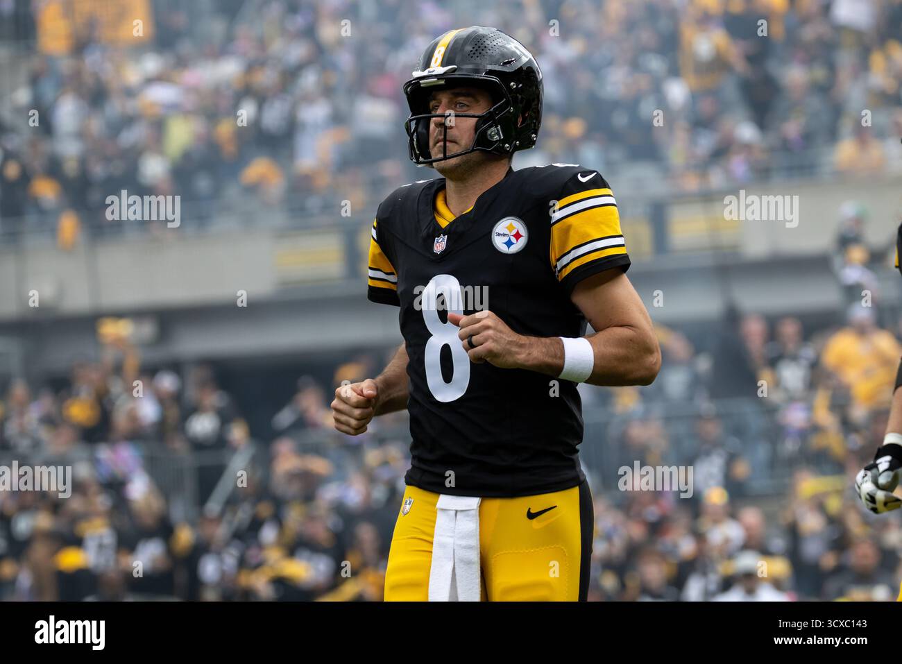 Pittsburgh Steelers quarterback Aaron Rodgers (8) runs out before an ...