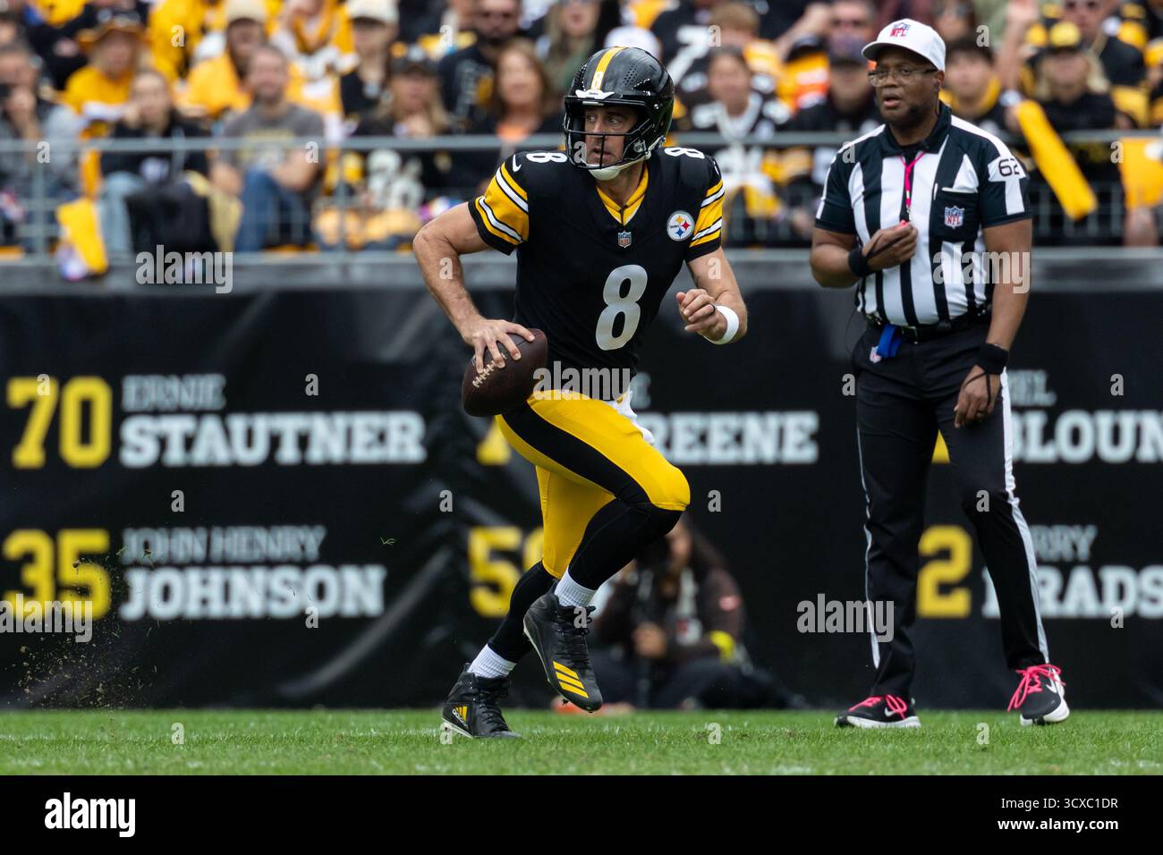 Pittsburgh Steelers quarterback Aaron Rodgers (8) looks to pass during ...