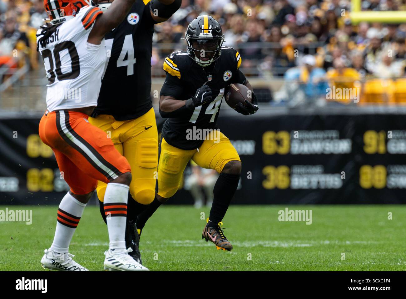Pittsburgh Steelers running back Kenneth Gainwell (14) rushes during an ...