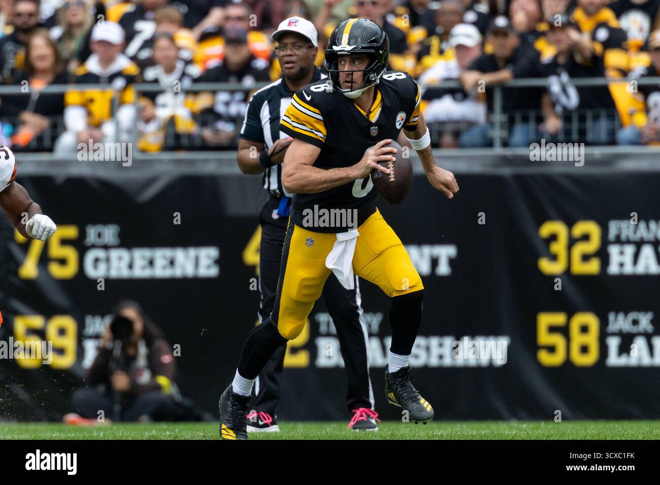 Pittsburgh Steelers quarterback Aaron Rodgers (8) looks to pass during ...