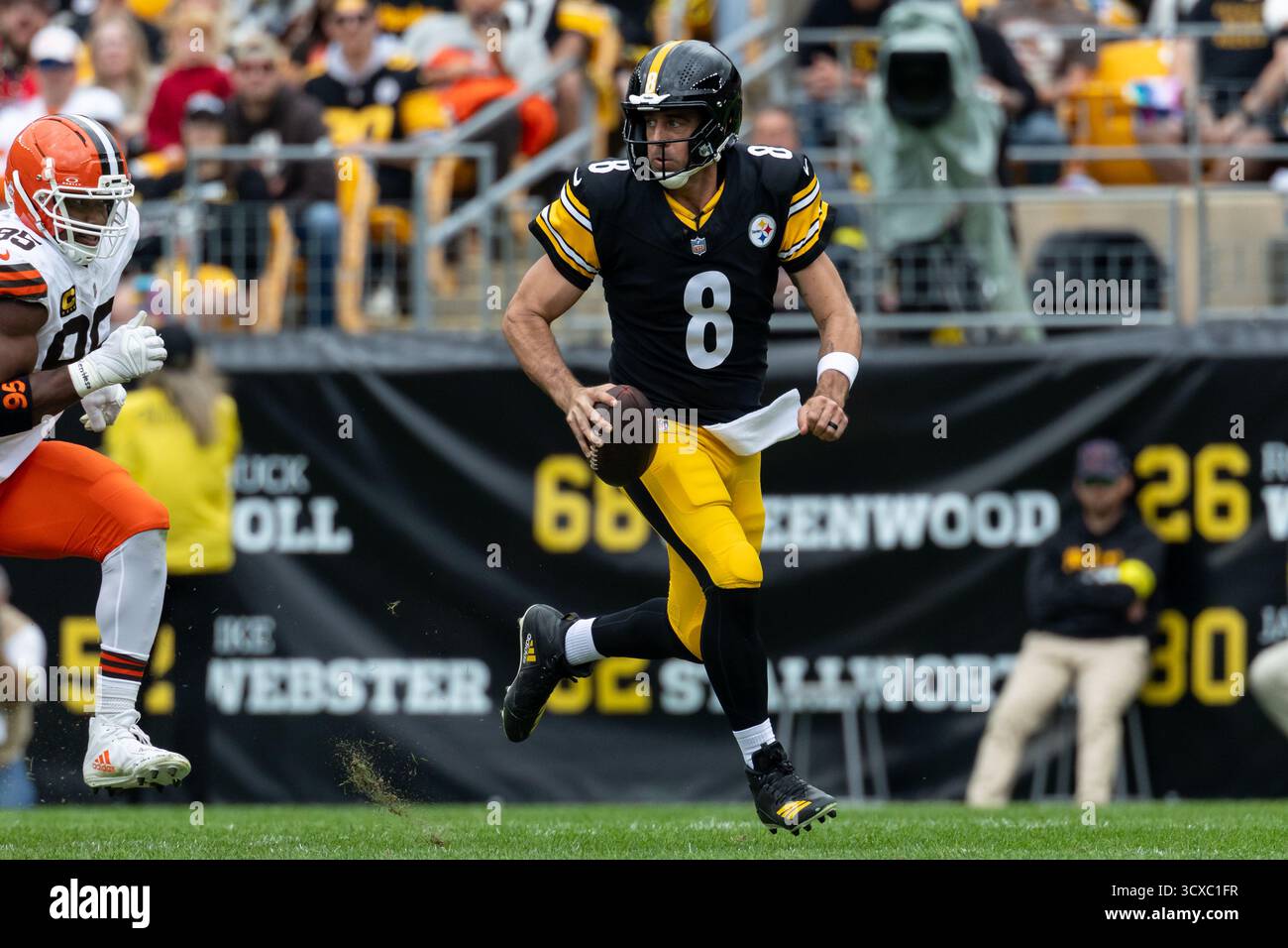 Pittsburgh Steelers quarterback Aaron Rodgers (8) looks to pass during ...