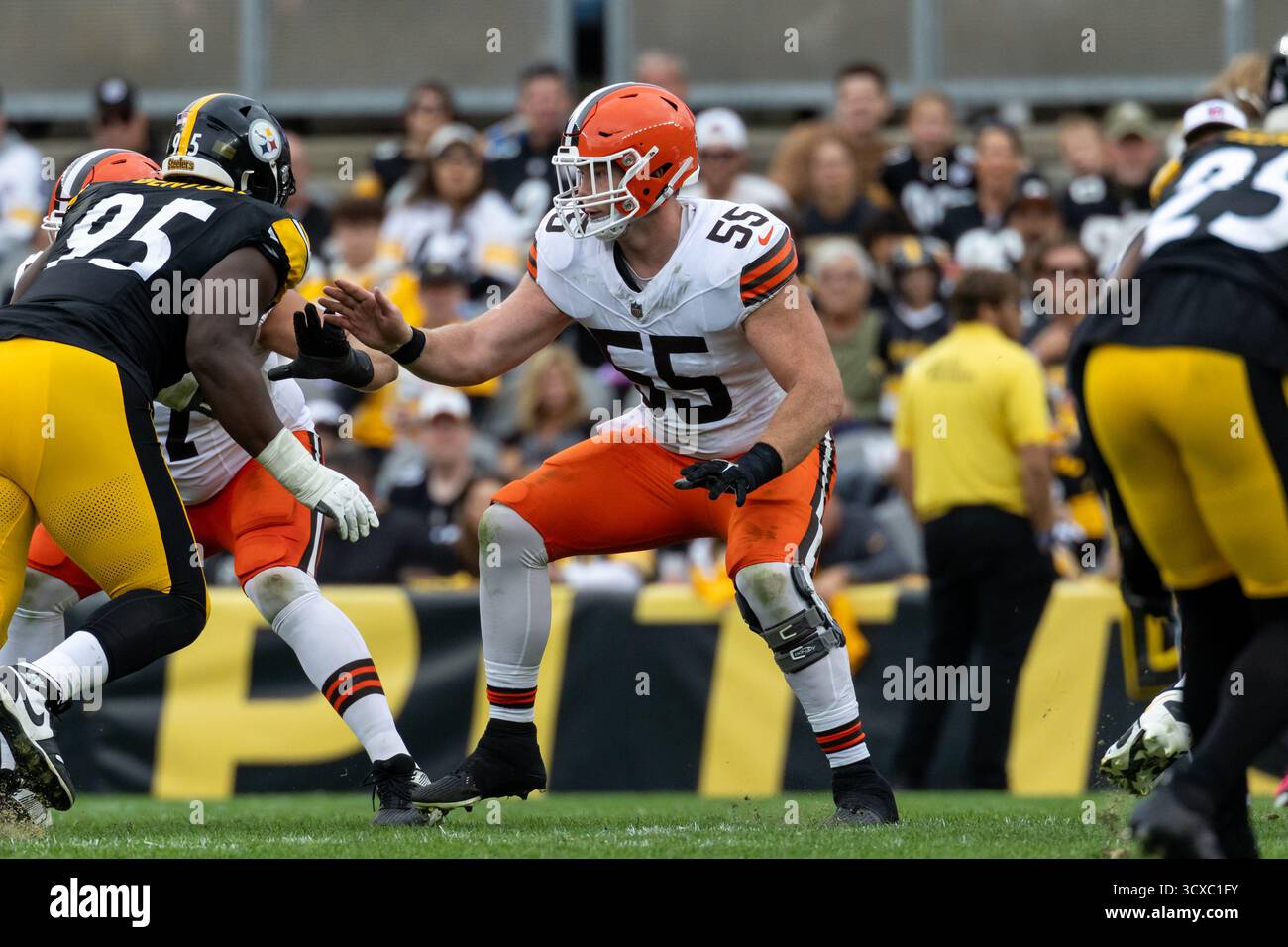 Cleveland Browns center Ethan Pocic (55) blocks during an NFL football ...