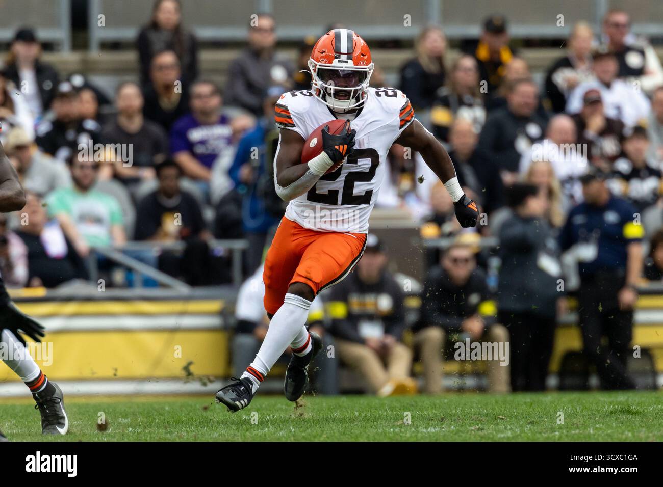 Cleveland Browns running back Dylan Sampson (22) returns a kick during ...