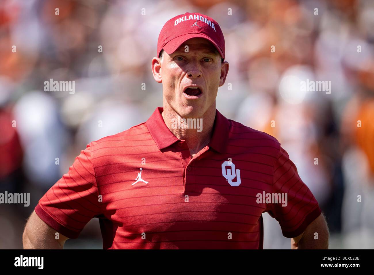 Oklahoma head coach Brent Venables yells to his team during warmups ...