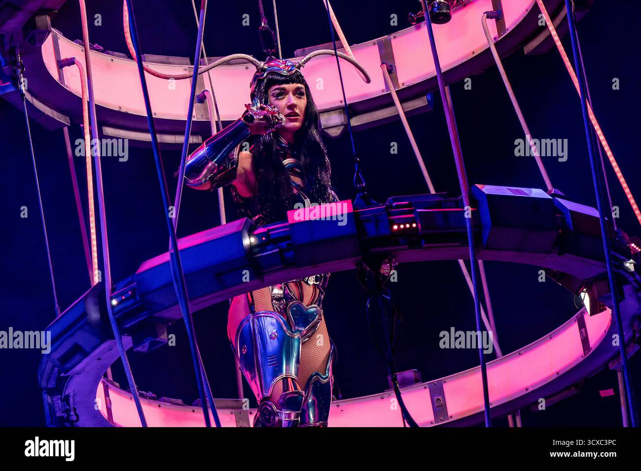Katy perry stage 2025 hi-res stock photography and images - Alamy