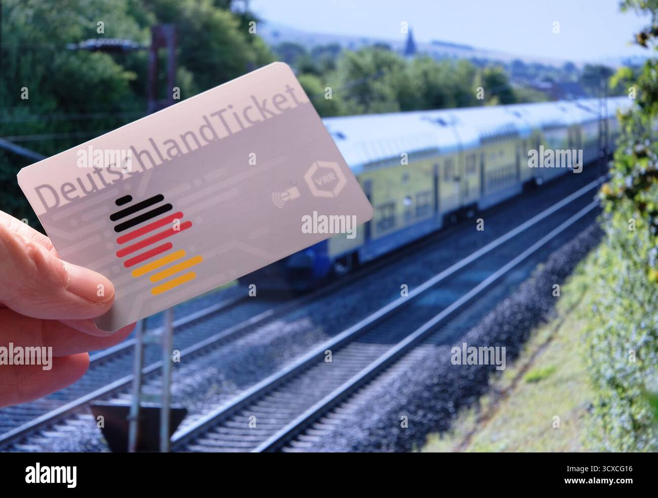 Symbolfotos zum Thema Deutschland Ticket mit Ticket und Zuegen des ...