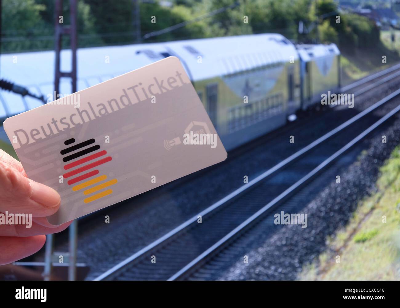 Symbolfotos zum Thema Deutschland Ticket mit Ticket und Zuegen des ...