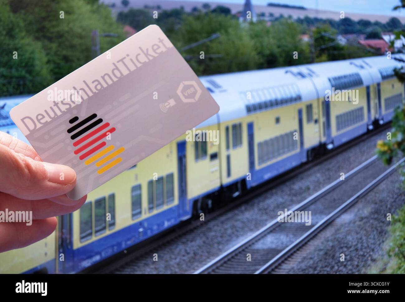 Symbolfotos zum Thema Deutschland Ticket mit Ticket und Zuegen des ...