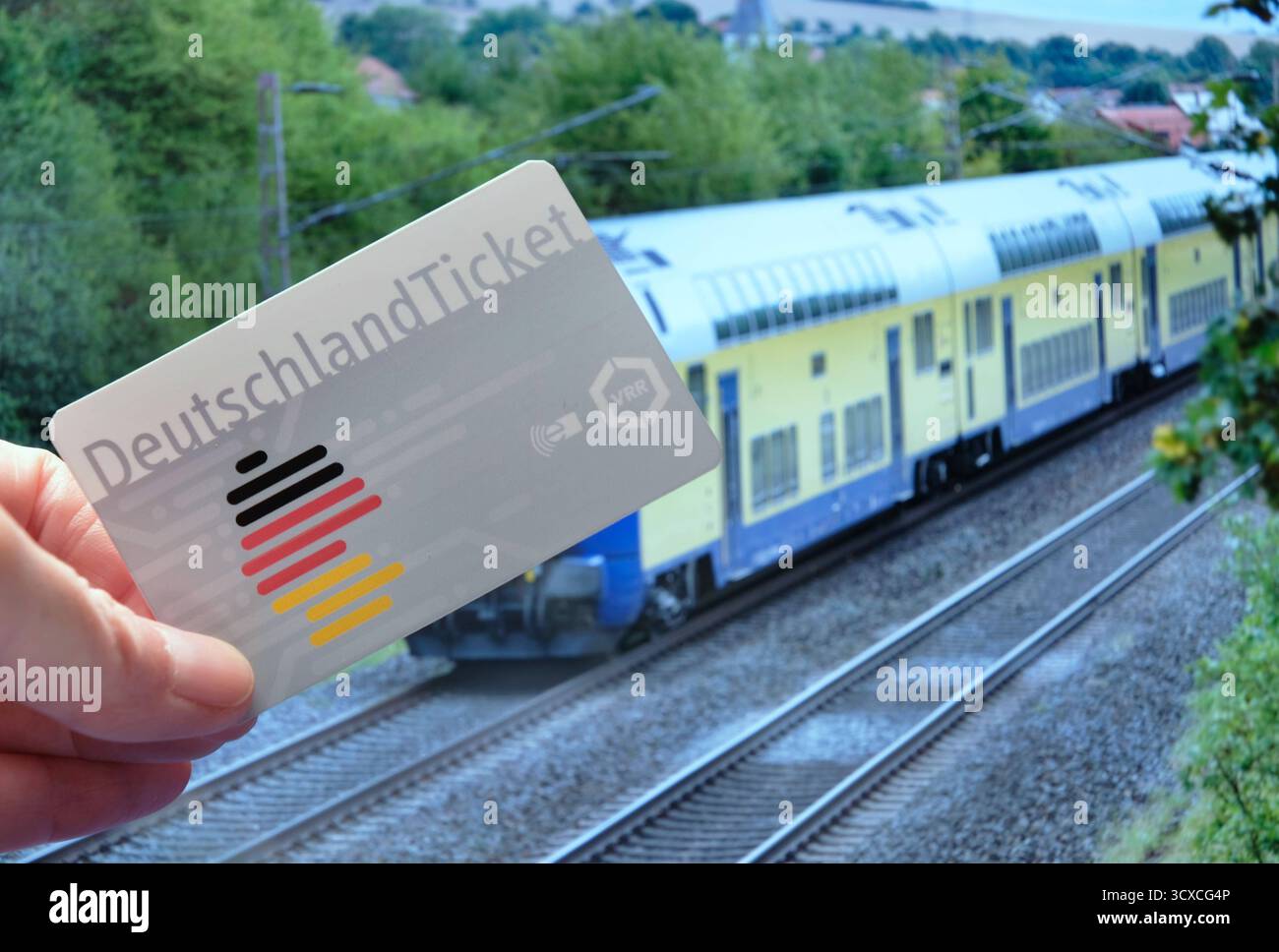 Symbolfotos zum Thema Deutschland Ticket mit Ticket und Zuegen des ...