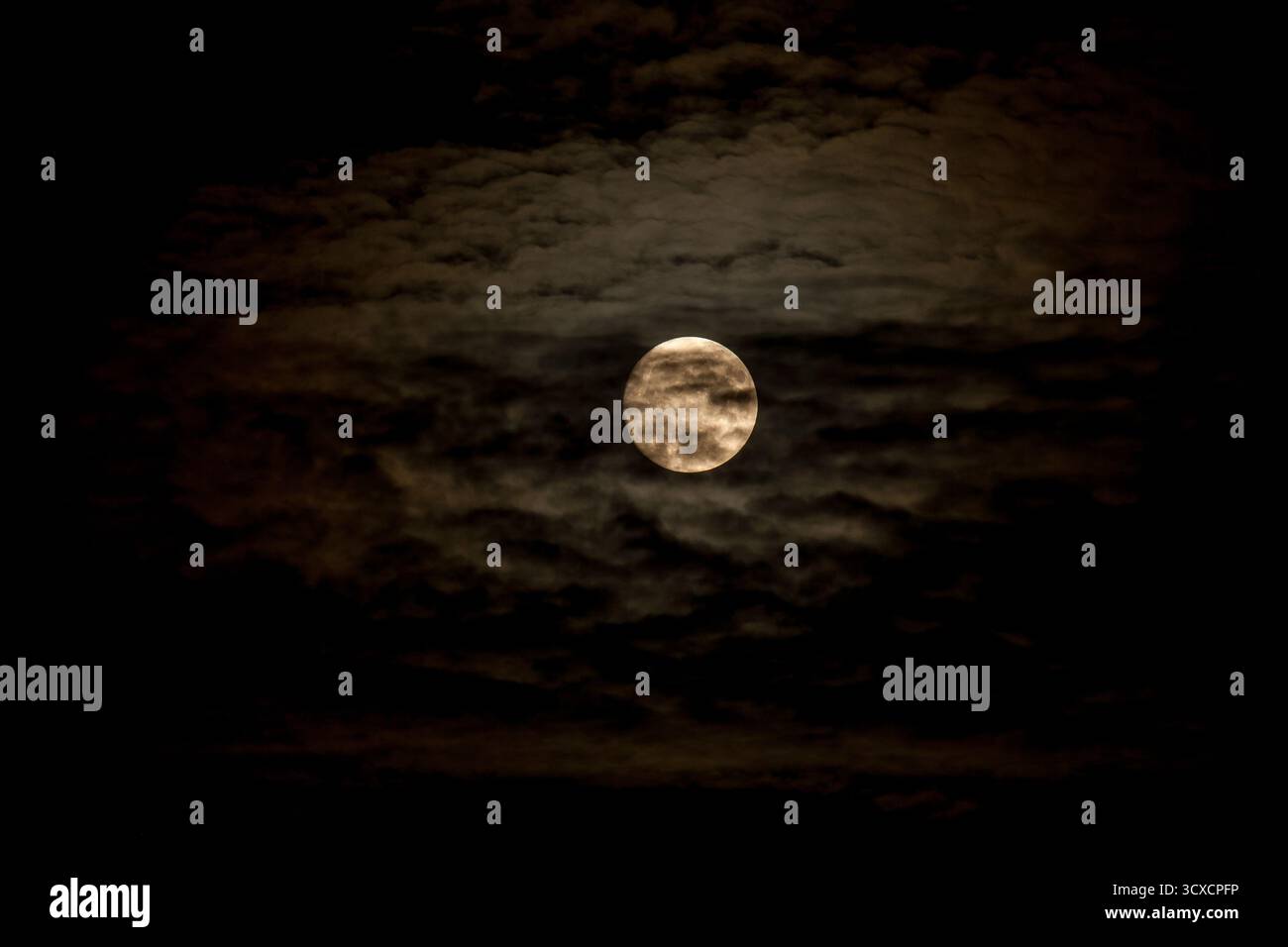 Haunted full moon aesthetic hi-res stock photography and images - Alamy