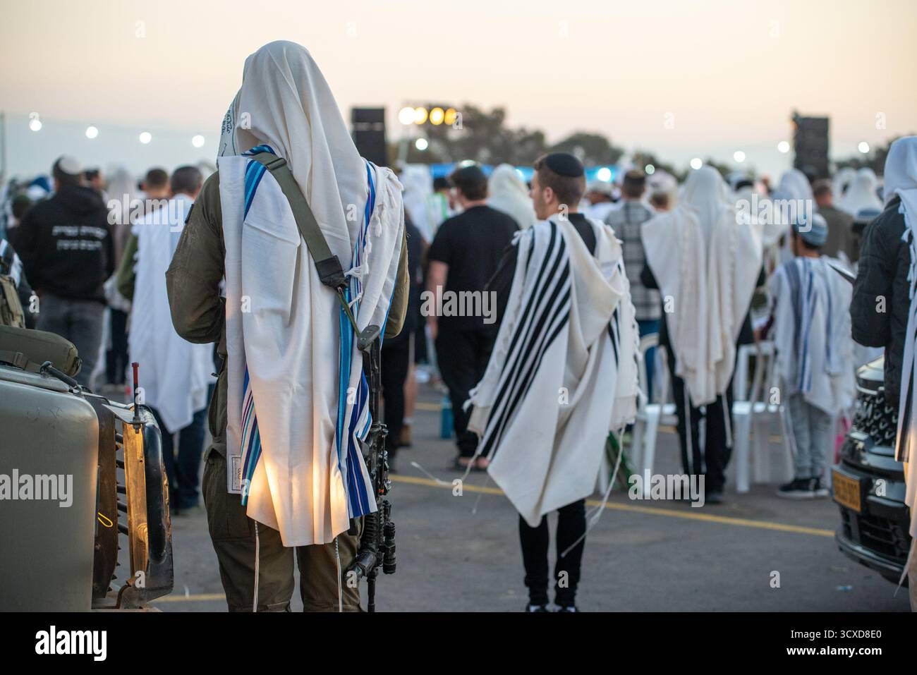 Tel Aviv, Israel. 13th Oct, 2025. Thousands of believers came to pray ...