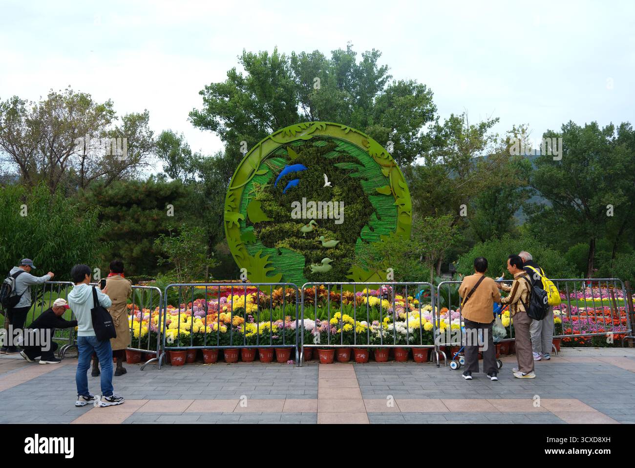 Tourists admire chrysanthemum at the China National Botanical Garden in ...