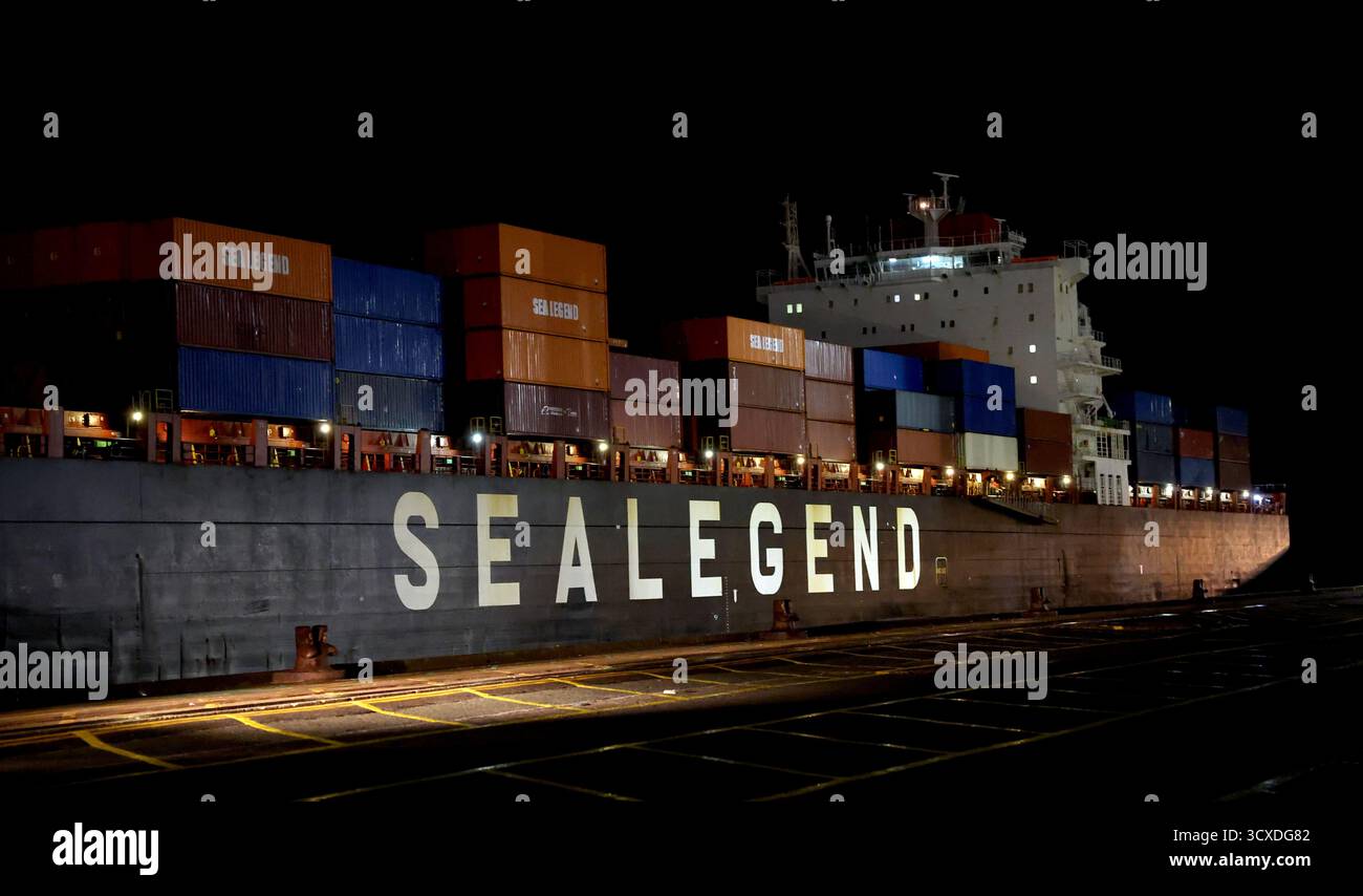 (251014) -- FELIXSTOWE, Oct. 14, 2025 (Xinhua) -- This photo taken on ...