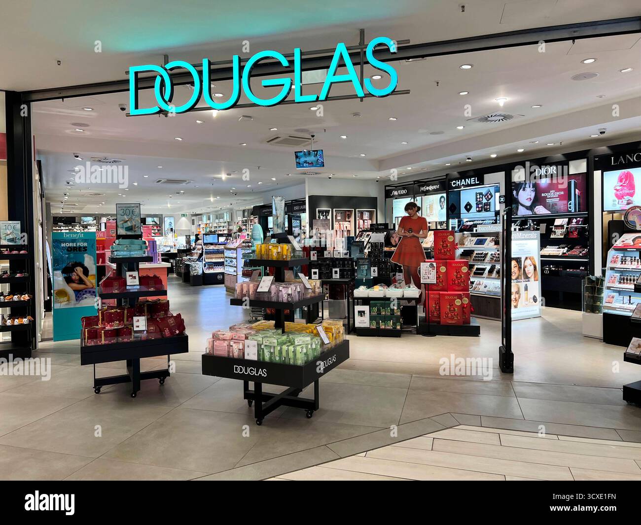 abb Aussenansicht Eingangsbereich mit Logo Filiale der Parfuemerie ...