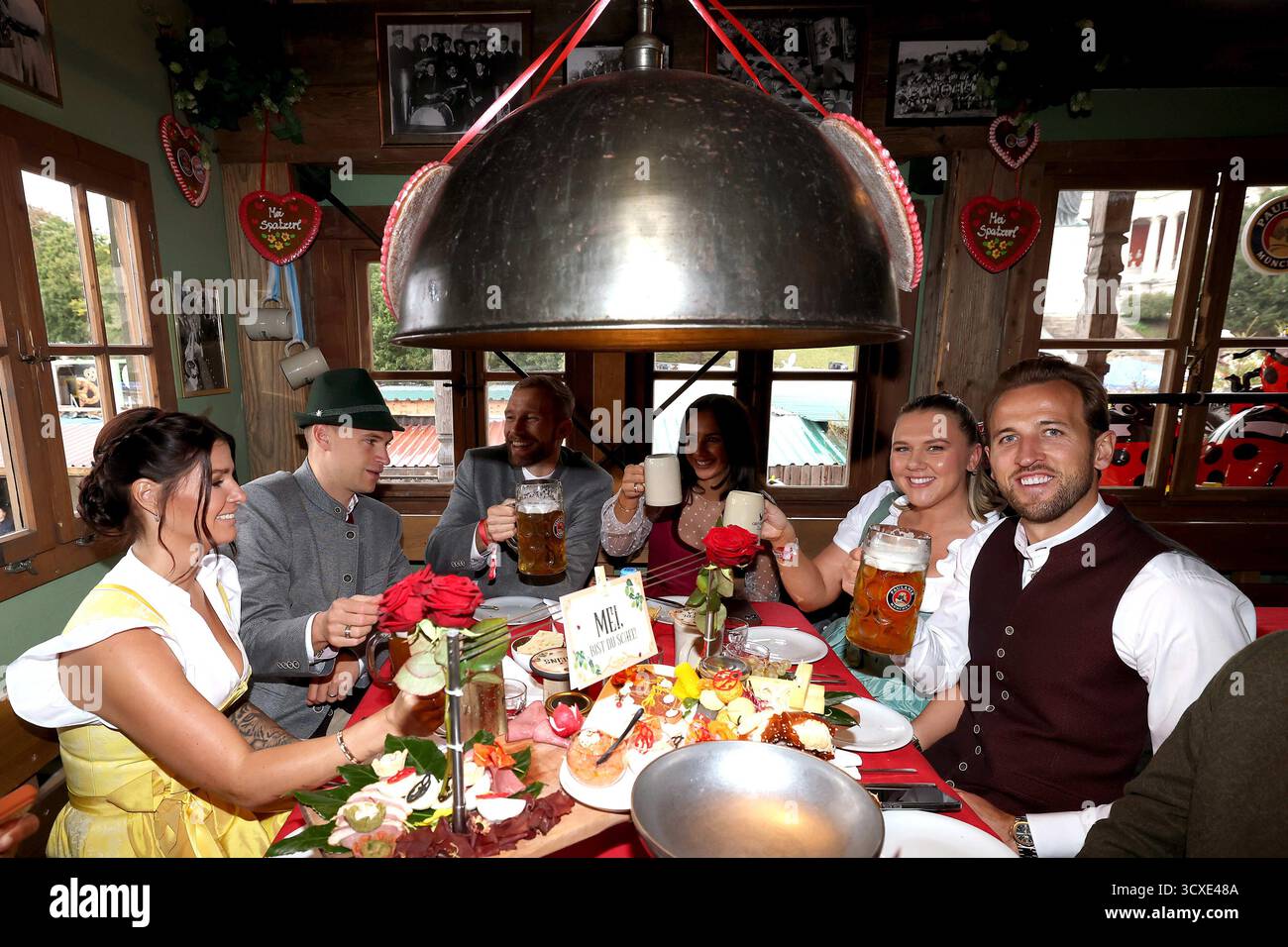 Der FC Bayern Muenchen auf dem Oktoberfest 2025 V.l.n.r.: Lina Kimmich ...