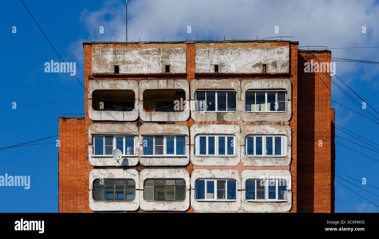 Historic building multiple windows hi-res stock photography and images ...