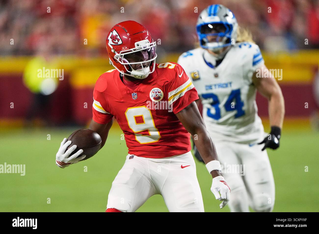 Kansas City Chiefs wide receiver Juju Smith-Schuster (9) runs the ball ...