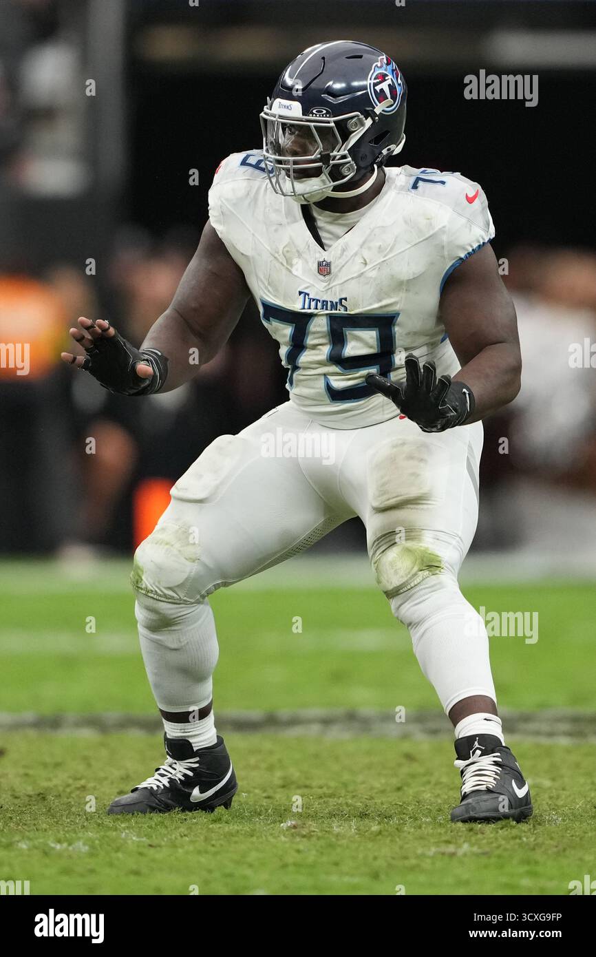 Tennessee Titans center Lloyd Cushenberry III (79) lines up against the ...