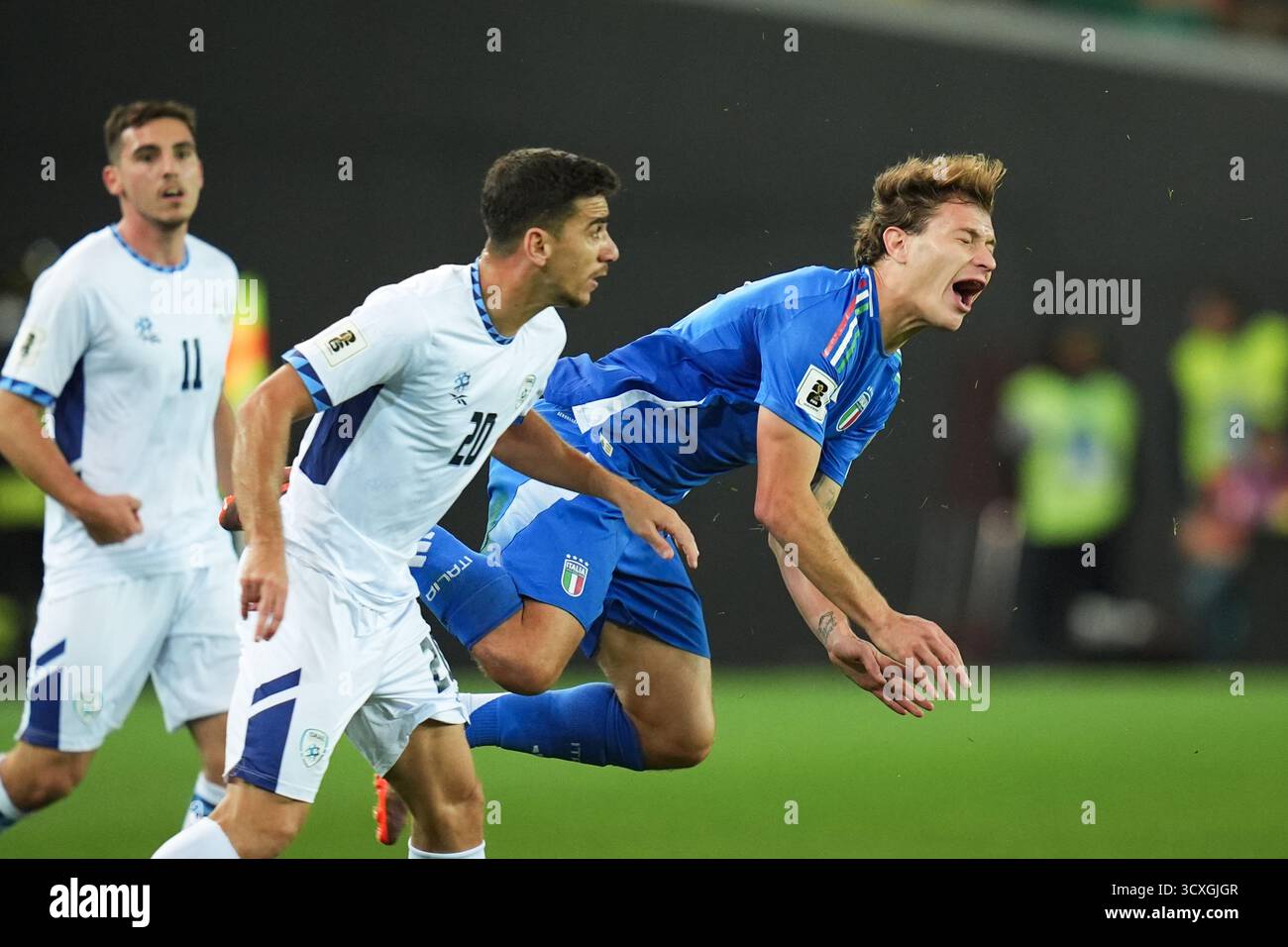 Udine, Italia. 14th Oct, 2025. Italy's Nicolo Barella fights for the ...