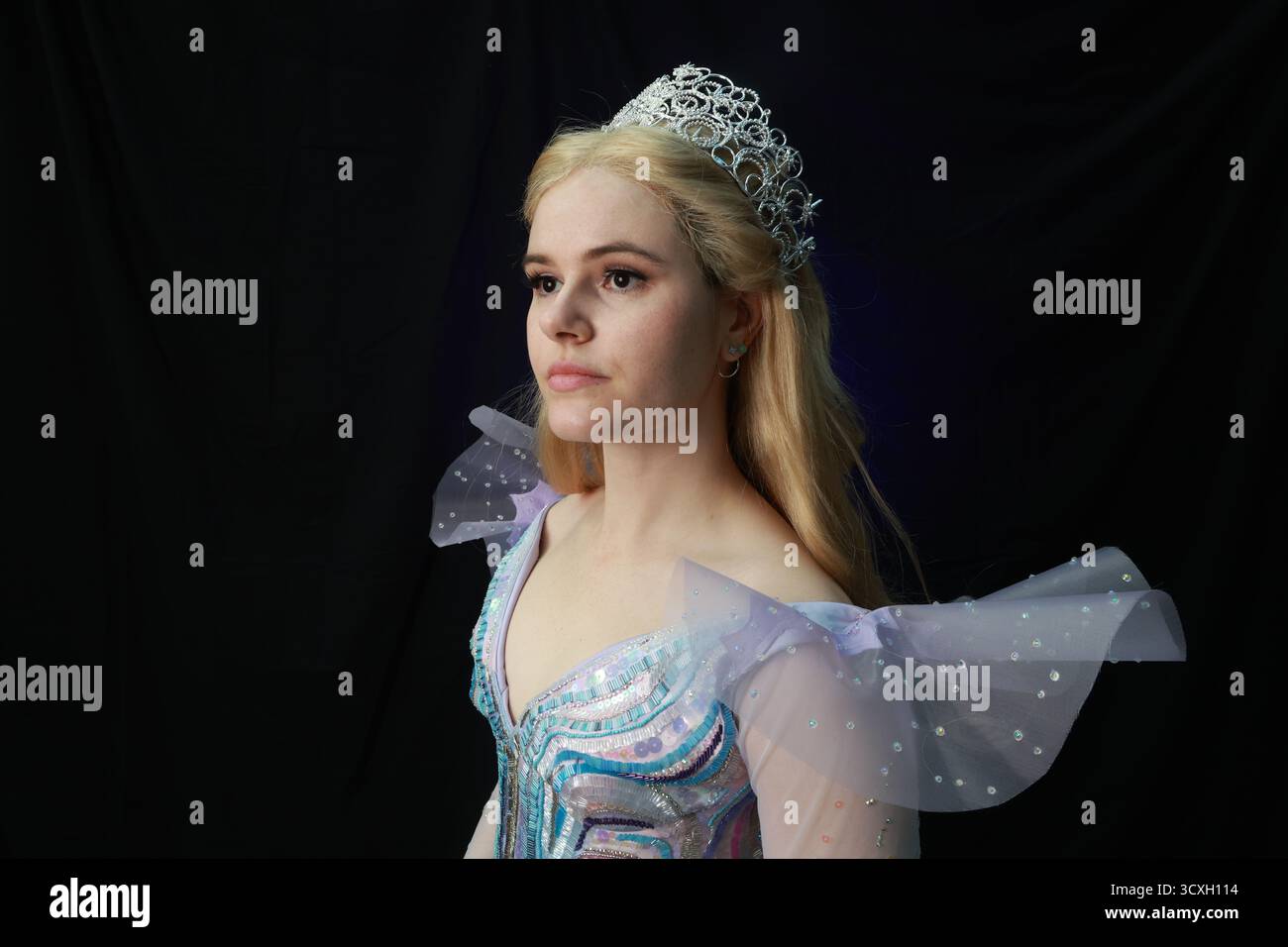 Cosplayer MacKenzie from New Jersey is dressed as Glinda from Wicked ...