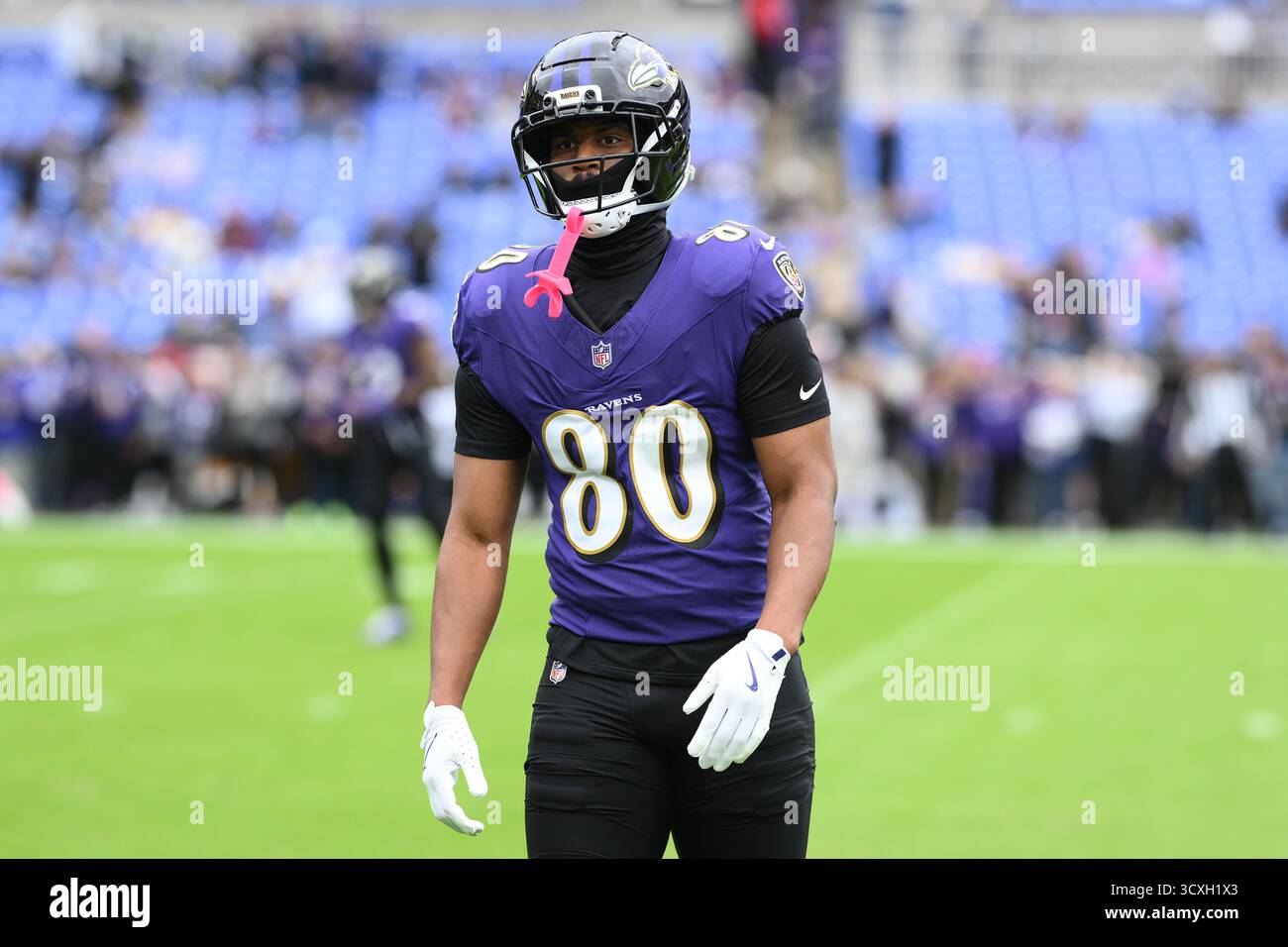 Baltimore Ravens tight end Isaiah Likely (80) warms up before an NFL ...